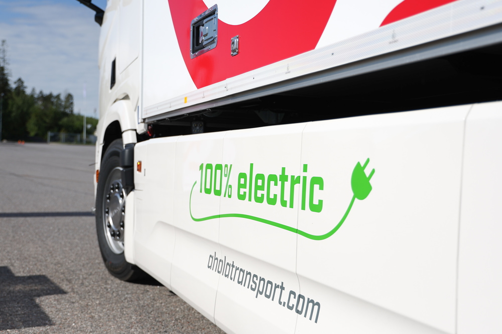 Ahola Transportille ensimmäinen täyssähköinen rekka rajan ylittävään ...